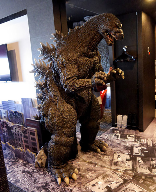 Descubre el hotel en el que puedes ver a Godzilla, ¡a centímetros ...